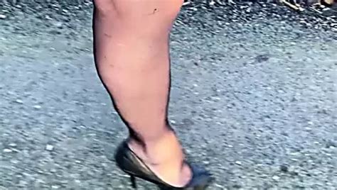 Gemaskerde Vrouw Met Naakt Siliconen Lichaam En Zwarte Panty Xhamster