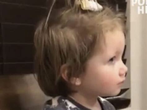 Vid Middagen Berättar En Ung Flicka För Sin Pappa Att Hon Har En Ny