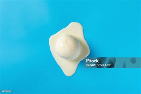 블루 백그라운드에서 녹는 공정에서 상단 보기 바닐라 맛 아이스크림 공 녹기에 대한 스톡 사진 및 기타 이미지 녹기 아이스크림 0명 Istock