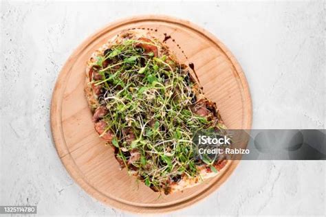 살라미 치즈 버섯을 곁들인 핀사 로마나 나무 판상 흰색 배경에 마이크로그린으로 장식되어 있습니다 0명에 대한 스톡 사진 및 기타 이미지 Istock