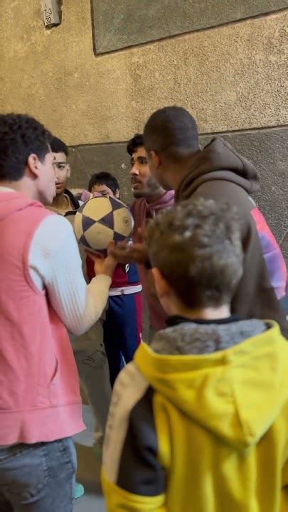 اقوي مقلب في الشارع وهما بيلعبه كوره 😱 Youtube