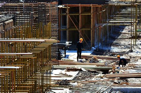 建筑工地上忙碌的建筑工人，原创摄影 建筑工人 建筑工地 摄影 新浪新闻