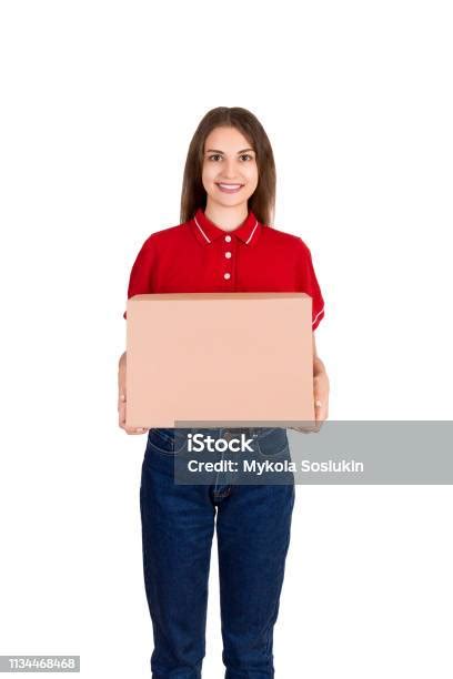 매력적인 행복 한 웃는 배달 여자는 흰색 배경에 고립 된 골 판지 상자를 들고 가정 생활에 대한 스톡 사진 및 기타 이미지 가정 생활 귀여운 놀라움 Istock