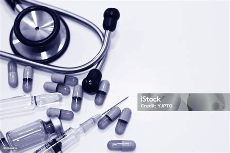 청진 기 바늘 유리병 마약 및 마약 캡슐 흰색 배경에 고립의 용액 3 Ml 플라스틱 주사기 건강 진단에 대한 스톡 사진 및 기타 이미지 Istock