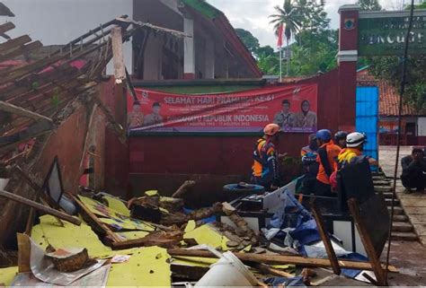 Индонезид 5 6 магнитудын хүчтэй газар хөдлөлт болж 162 хүн амиа алджээ E Mn