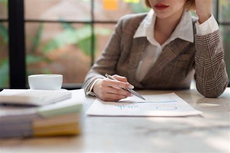 닫기 비즈니스 여성 분석 재무 통계 및 재무 서류 작업을 통한 계획 전략 세금 보고서 회계 개념 개념에 대한 스톡 사진 및 기타 이미지 Istock