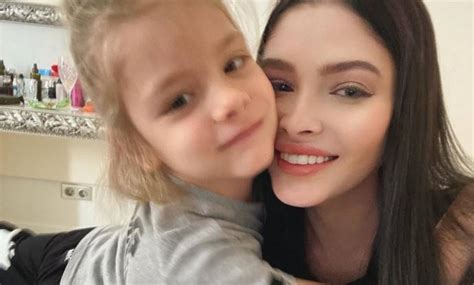 Алиса поранилась играя в прятки во дворе с Алёной Шишковой