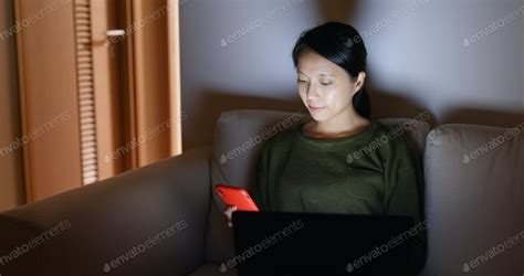 عکس زن در حال کار کردن با گوشی و لپ تاپ 43158 Woman Use Of Computer With Cellphone مزرعه فوتیج