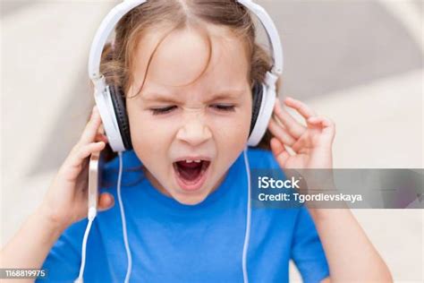 화창한 여름 날에 귀여운 소녀를 보내고 흰색 헤드폰으로 음악을 듣습니다 라이프 스타일 행복한 여름 여름 야외 초상화 귀여운에 대한 스톡 사진 및 기타 이미지 Istock