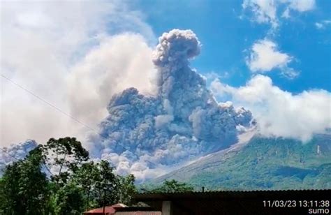 Núi Lửa ở Indonesia Phun Trào Tạo đám Mây Tro Bụi Cao 3 Km