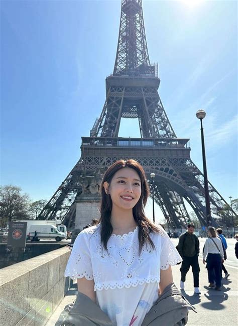 패션엔 소녀시대 수영 파리의 봄 멋쟁이 ‘크롭톱 Vs 펀칭 블라우스 스트릿룩