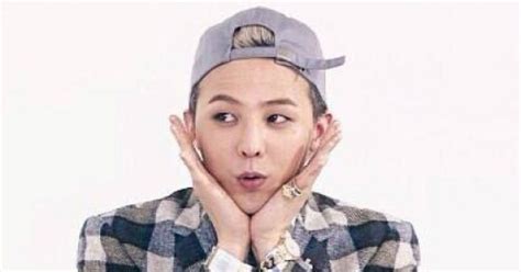 지드래곤 꽃받침 인증샷 입술 내밀고 귀여움 과시 시선집중