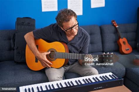음악 스튜디오에서 클래식 기타를 연주하는 중년 남자 뮤지션 기타 현악기에 대한 스톡 사진 및 기타 이미지 기타 현악기 남자