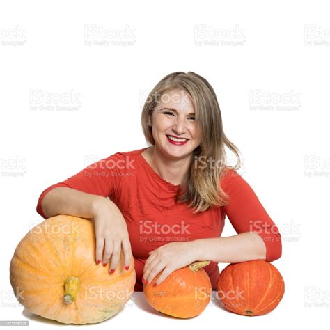 할로윈 축하를위한 호박을 준비한 아름다운 중년 금발 여성의 초상화 엽서 및 초대장 또는 광고를위한 모형 10월에 대한 스톡 사진