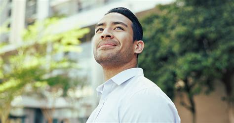 생각하고 미소 짓고 도시에서 사업가와 함께 여행하여 성찰 미래 및 아침 출퇴근을 할 수 있습니다 기업 비전 및 기억을 위해 다운타운에서 남성과 함께하는 자부심 자신감 및