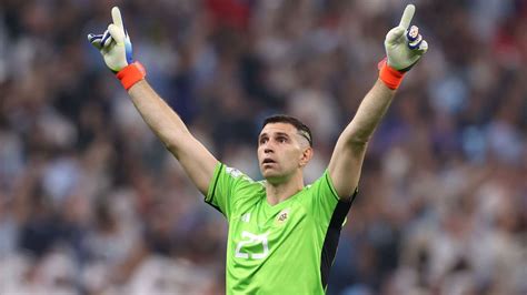 Вратарят на Аржентина пръсна 20 000 паунда за куче пазач