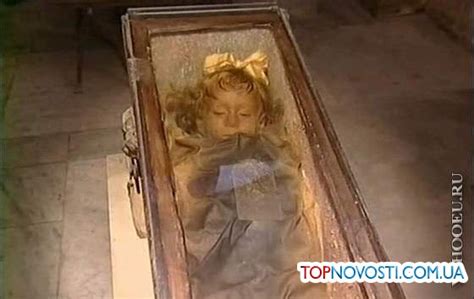 Тело мертвой девочки в стеклянном гробу хранится 83 года ФОТО