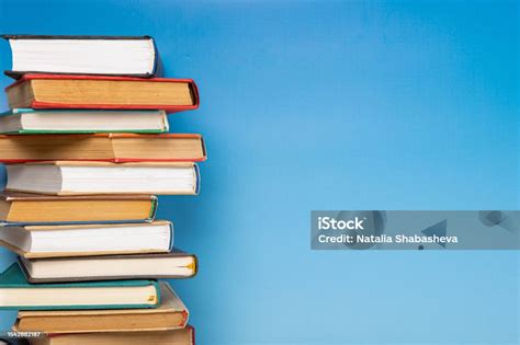 빈티지 오래된 양장본 책 파란색 배경에 일기장으로 구성 책 쌓기 학교로 돌아 가기 복사 공간 학력 갈색에 대한 스톡 사진 및 기타 이미지 Istock