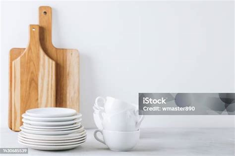 회색 돌 배경에 나무 커팅 보드가있는 흰색 도자기 판과 컵 스택 0명에 대한 스톡 사진 및 기타 이미지 0명 개체 그룹 건강한 식생활 Istock