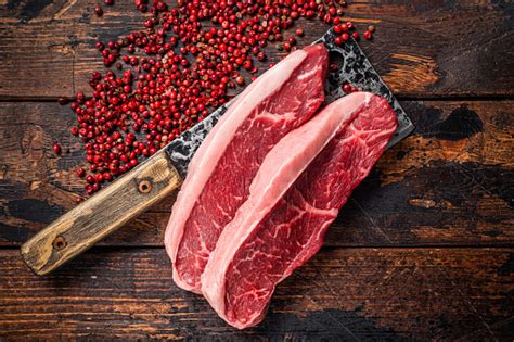 최고 등심 쇠고기 스테이크 또는 브라질 피카냐 정육점 칼에 생 고기 나무 배경 위쪽 보기 스테이크에 대한 스톡 사진 및 기타 이미지 Istock