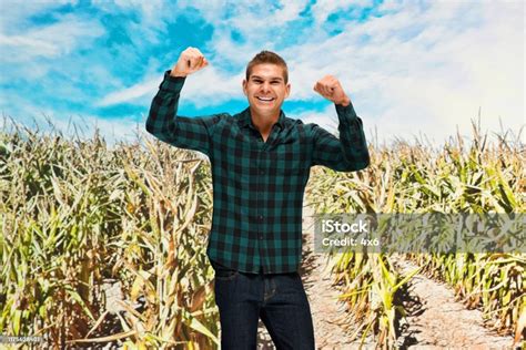 2029세의 성인 잘생긴 남성청년 남성청년 노동자 서 있는 버튼 다운 셔츠셔츠청바지미소행복쾌활흥분성공주먹 을 보여주는 1 인1