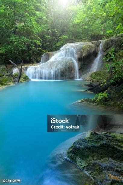 Air Terjun Yang Indah Di Hutan Yang Dalam Di Taman Nasional Erawan Thailand Foto Stok Unduh
