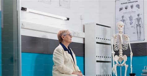 백인 여성 연금 수급자 환자가 병원 사무실에서 진료 예약을 하고 약물 치료를 기다리며 침대에 서 있다 의료 서비스 지원 의료 지원 사진 Unsplash의 병원 이미지