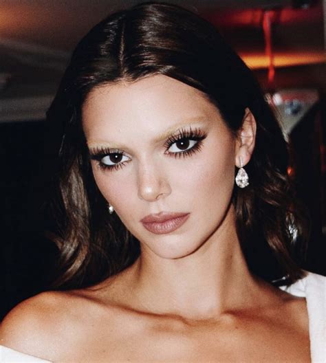 Ok კენდალ ჯენერის დრამატული გარდასახვა მოდელის ექსცენტრული გამოჩენა “მეტ გალას” წითელ