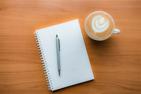 공부하다 공책 나무 질감 디자인 따뜻한 음료 따뜻한 음색 라떼 라떼 아트 라이프스타일 목조 테이블 미니멀리즘 부다페스트 사무실 상쾌한 생산성 술을