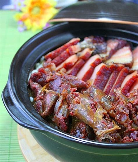 （腊味煲仔饭）材料：泰国香米（丝苗米）腊肉、鸭润肠（广东腊肠）调味汁、做法：找个砂锅尽量选用黏性小的大米最好选用丝苗米比较爽口米一定要