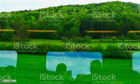 여객에 녹색 풍경에 대 한 창 반사 훈련 바바리아 독일에 있는 봄 여행 기차에 대한 스톡 사진 및 기타 이미지 기차 반사 광학 작용 창문 Istock