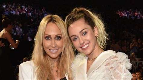 Miley Cyrus Looked Exactly Like Mom Tish Cyrus In ‘twinning Crop Tops