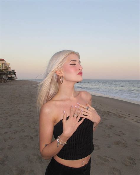 Sami Sheen Flaunts Toned Abs In Lacy Red Bra Before Hitting The Beach