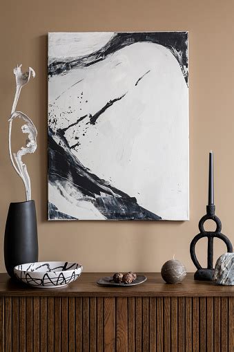 모의 포스터 프레임 말린 꽃병 촛대가 달린 양초 무늬가 있는 그릇 견과류 나무 찬장 개인 액세서리가 있는 따뜻하고 아늑한 거실 인테리어 가정 장식 템플렛 나무판넬에 대한