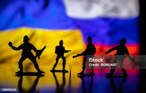 러시아와 우크라이나 사이의 전쟁 체스 보드를 사용하여 전쟁의 개념 이미지 배경에 군인과 국기를 전쟁 우크라이나어 와 러시아 위기 정치적 충돌 전쟁을 중지 2022 0명에