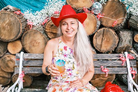 야외 결혼식 파티에서 사진을 찍기 위해 포즈를 취하는 중년 여성 Destination Wedding에 대한 스톡 사진 및 기타 이미지 Destination Wedding