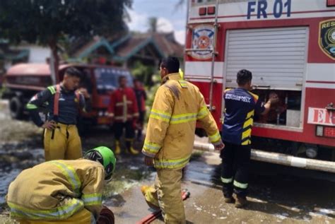 Tim Ert Pt Bumi Suksesindo Bantu Padamkan Kebakaran Rumah Warga Desa