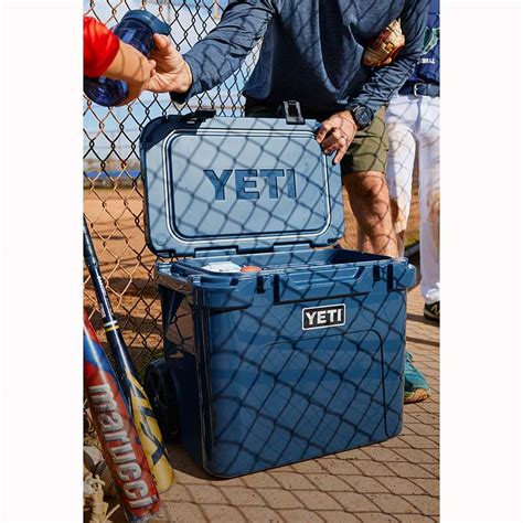 Yeti Roadie Wheeled Hard Cool Box Navy