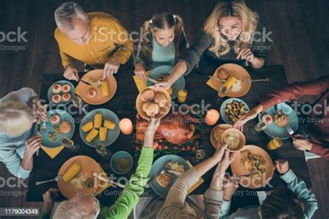 실내 집 레스토랑에서 계절 전통 수확을 모으는 수제 요리 신선한 식사 요리를 먹는 좋은 쾌활한 친절한 큰 전체 가족의 높은 각도보기 위의 상단 가득 찬에 대한 스톡 사진 및