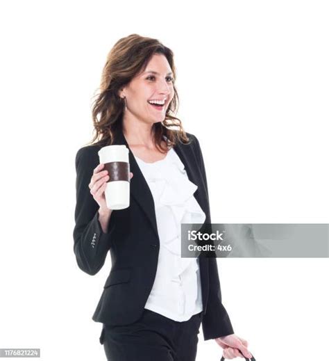 웃고 있는 화이트 배경 앞에서 아름다운 1인 허리까지 미소 행복 쾌활한 마시고 커피 컵 컵 라떼를 들고 긍정적인 감정 표현에 대한 스톡 사진 및 기타 이미지 Istock