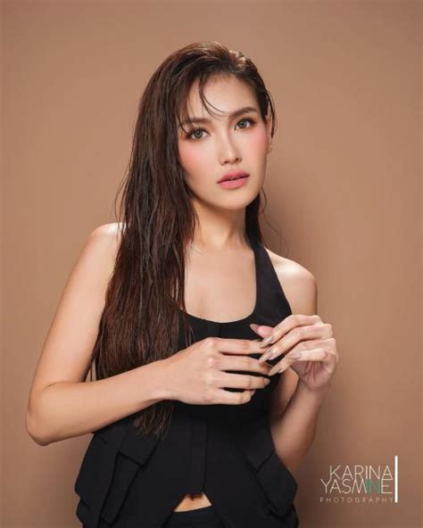 4 Potret Ayu Ting Ting Dengan Gaya Rambut Wet Look Bak Habis Keramas