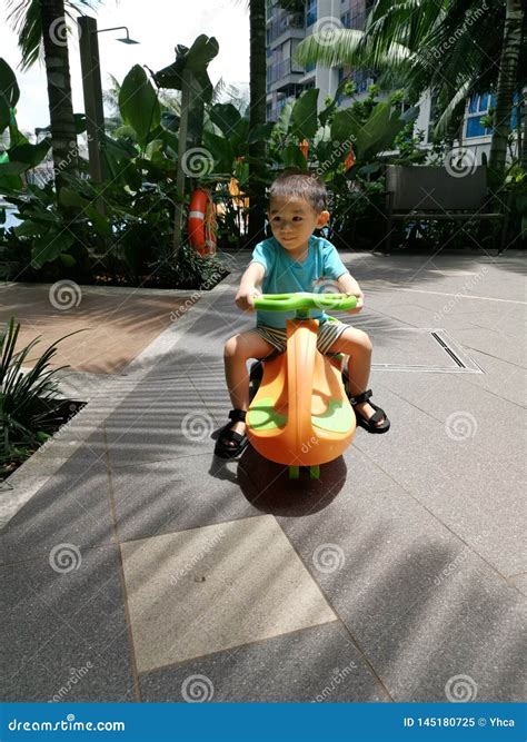 乘坐滑行车的小小孩 编辑类图片 图片 包括有 乐趣 执行 小孩 使用 骑马 滑行车 操场 145180725