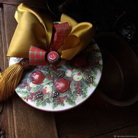 Купить «Праздник к нам приходит большая круглая шкатулка золото рождество красный подарок