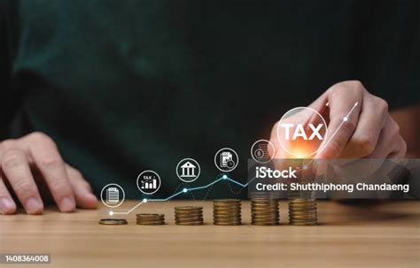 세금 공제 계획 개념 비용 계좌 부가가치세 소득세 및 재산세는 세금을 납부합니다 사업가의 손과 테이블 위의 동전 더미 세금에 대한 스톡 사진 및 기타 이미지 Istock