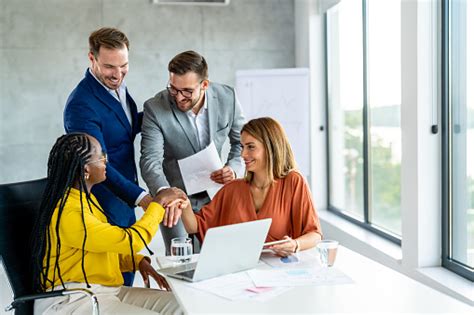 프로젝트 관리 리더십 및 마케팅 전략을 위한 회의에서 비즈니스 사람들과의 계획 25 29세에 대한 스톡 사진 및 기타 이미지