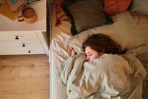 침대에서 자고 있는 어린 소녀 사진 Unsplash의 불경기 이미지