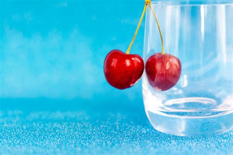 달콤한 체리 빨간 체리는 투명 유리에 걸려 있습니다 잘 익은 베리 프리젠 테이션 및 그래픽 작품을위한 밝은 여름 배경 0명에 대한 스톡 사진 및 기타 이미지 Istock