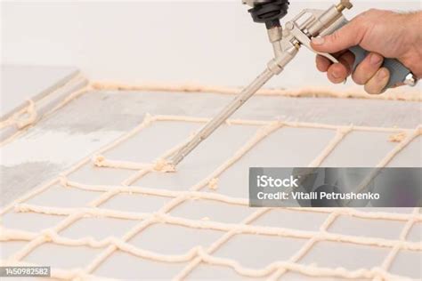 스티로폼 시트에 아교 총으로 거품을 바르는 작업자가 집안의 바닥에 붙입니다 풀 문구류에 대한 스톡 사진 및 기타 이미지 풀 문구류 폴리스티렌 총 Istock