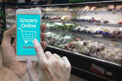 흐리게 슈퍼마켓과 쇼핑몰 내부 배경에서 소매 상점 사용 스마트폰 화면에 온라인 식료품을 넘겨 개념에 대한 스톡 사진 및 기타 이미지 Istock