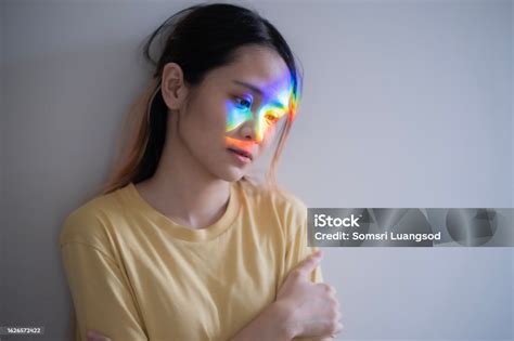 우울증 장애를 앓고 있는 젊은 아시아 여성 신경 질환 표정 얼굴에 다양한 감정의 징후가 있다 조울증에 대한 스톡 사진 및 기타 이미지 Istock